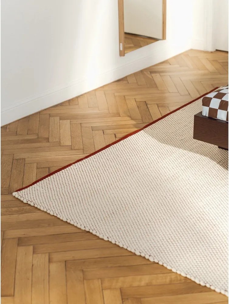 Červený/béžový ručně tkaný vlněný koberec 140x200 cm Lenu – noo.ma