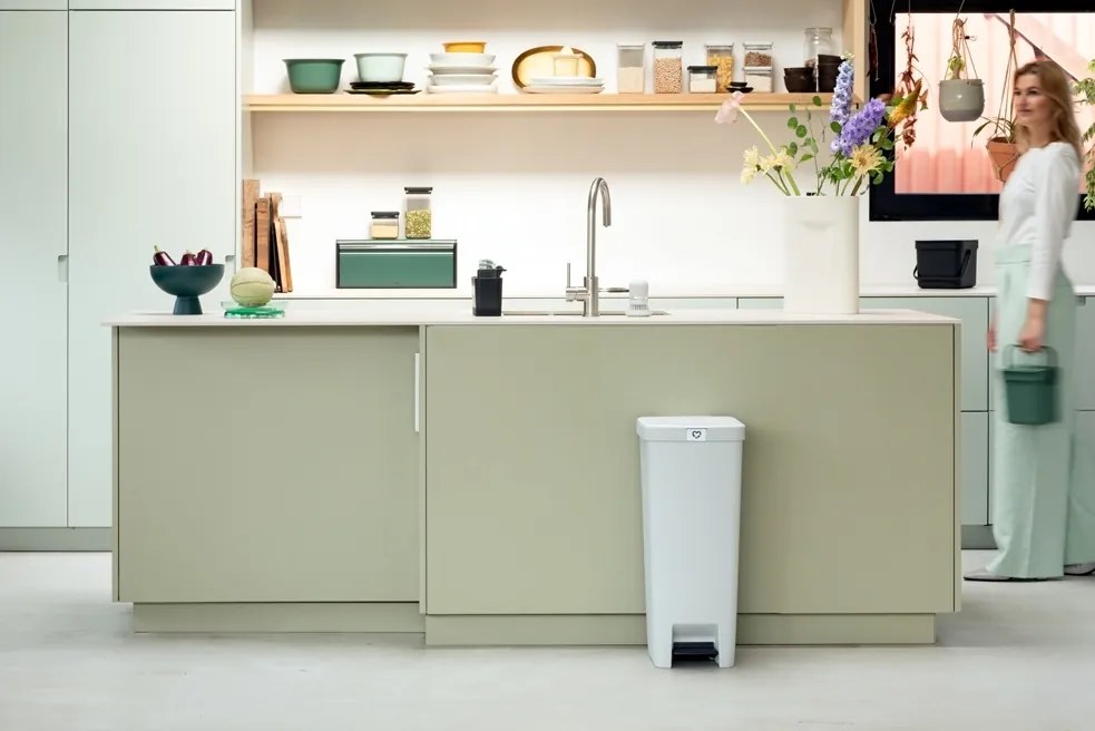 Brabantia Pedálový koš StepUp 40L světle šedý