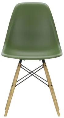 Eames Plastic Chair DSW medový jasan lesní zelená černé na koberec Vitra