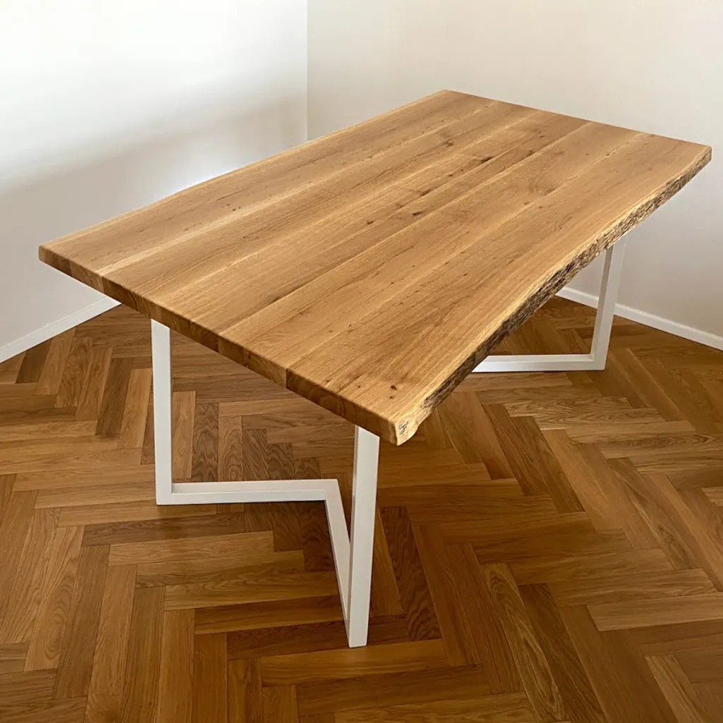 KULHÁNEK Jídelní stůl s rustikální hranou a kovovou podnoží "V" Velikost desky: 180x80 cm, Odstín podnože: černá - RAL 9005