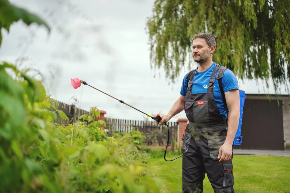 16L světle modrý 12Ah bateriový zádový postřikovač (1)