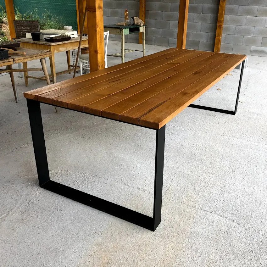 KULHÁNEK Zahradní stůl s nohami z ploché oceli Odstín nátěru: lazura - teak, Velikost desky: 150x80 cm, Odstín podnože: antracit - RAL 7016