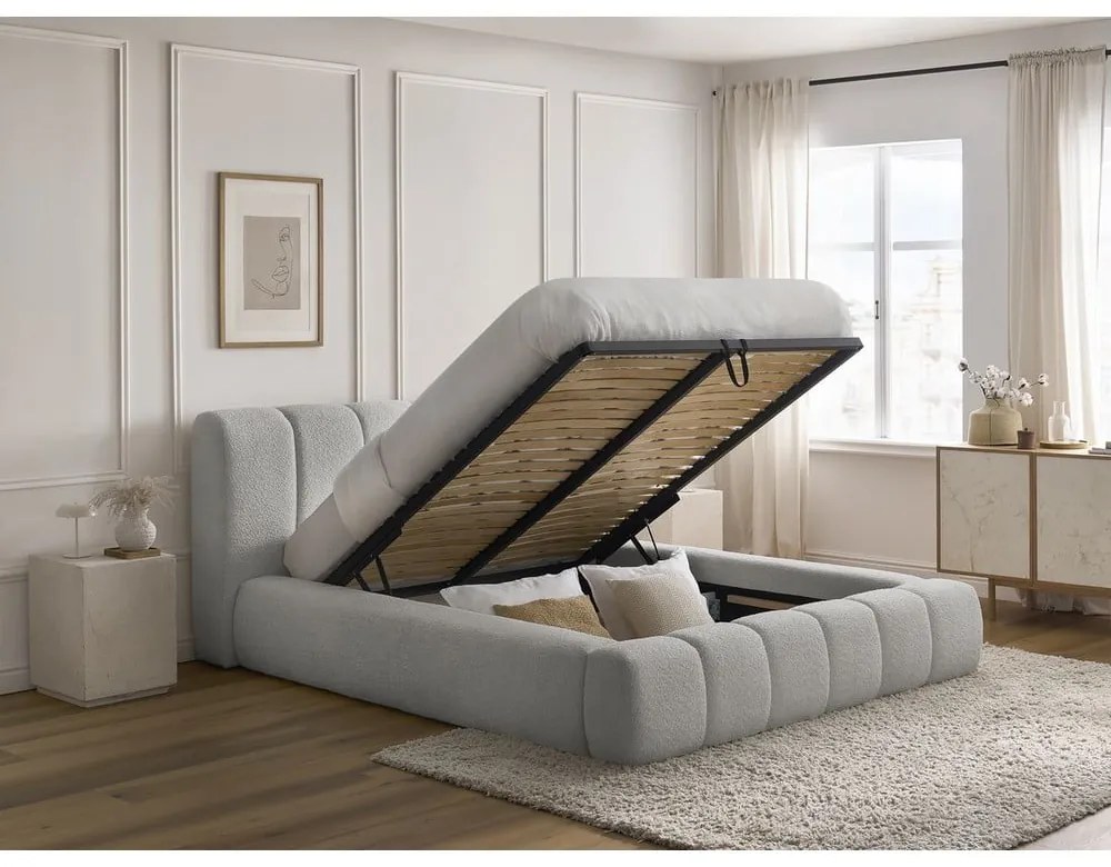 Světle šedá čalouněná dvoulůžková postel s úložným prostorem s roštem 180x200 cm Denali – Bobochic Paris