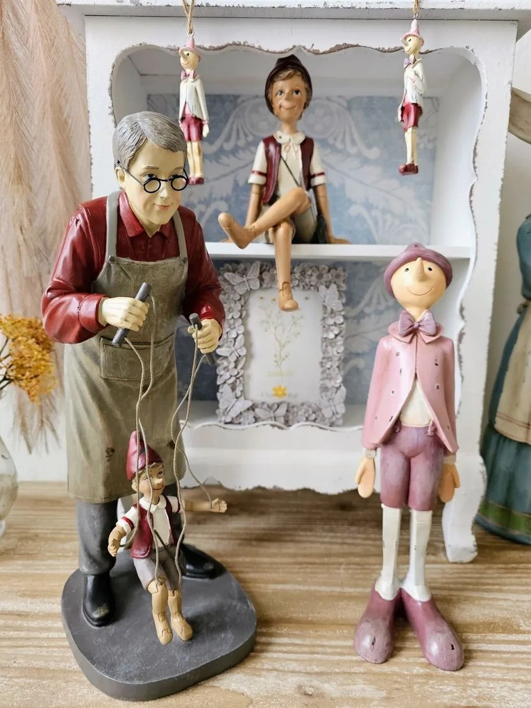 Dekorace muž s loutkou Pinocchio - 16*14*36 cm