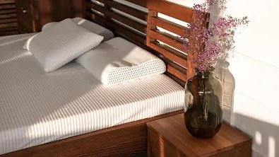 Dřevěná postel z masivu Postelia GABRIELA Buk postel s úložným prostorem 160x210cm - bukové dvoulůžko o šíři masivu 4 cm