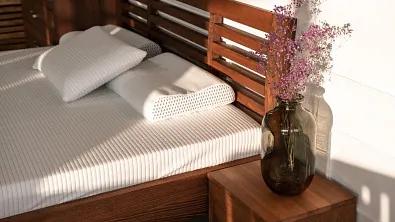 Dřevěná postel z masivu Postelia GABRIELA Buk postel s úložným prostorem 180x200cm - bukové dvoulůžko o šíři masivu 4 cm