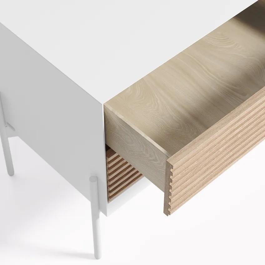 Bílý jasanový noční stolek Kave Home Marielle 64 x 40 cm s kovovou podnoží