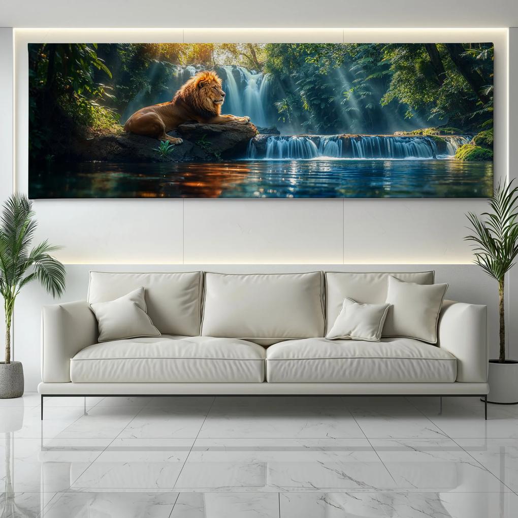 Obraz na plátně - Lev odpočívá u vodopádu v džungli FeelHappy.cz Velikost obrazu: 150 x 50 cm