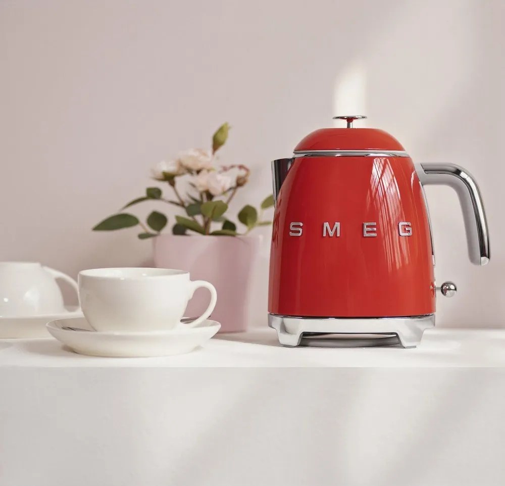 Červená rychlovarná konvice z nerezové oceli 800 ml Retro Style – SMEG