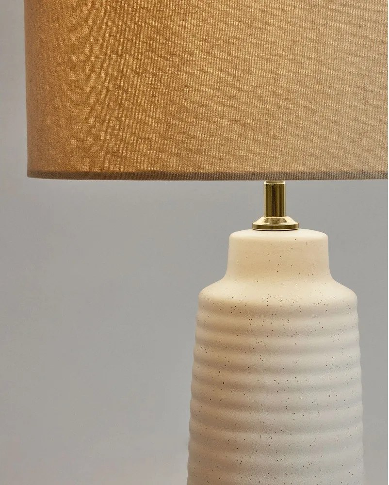 Bílá/béžová keramická stolní lampa s textilním stínidlem (výška 58 cm) Mijal – Kave Home