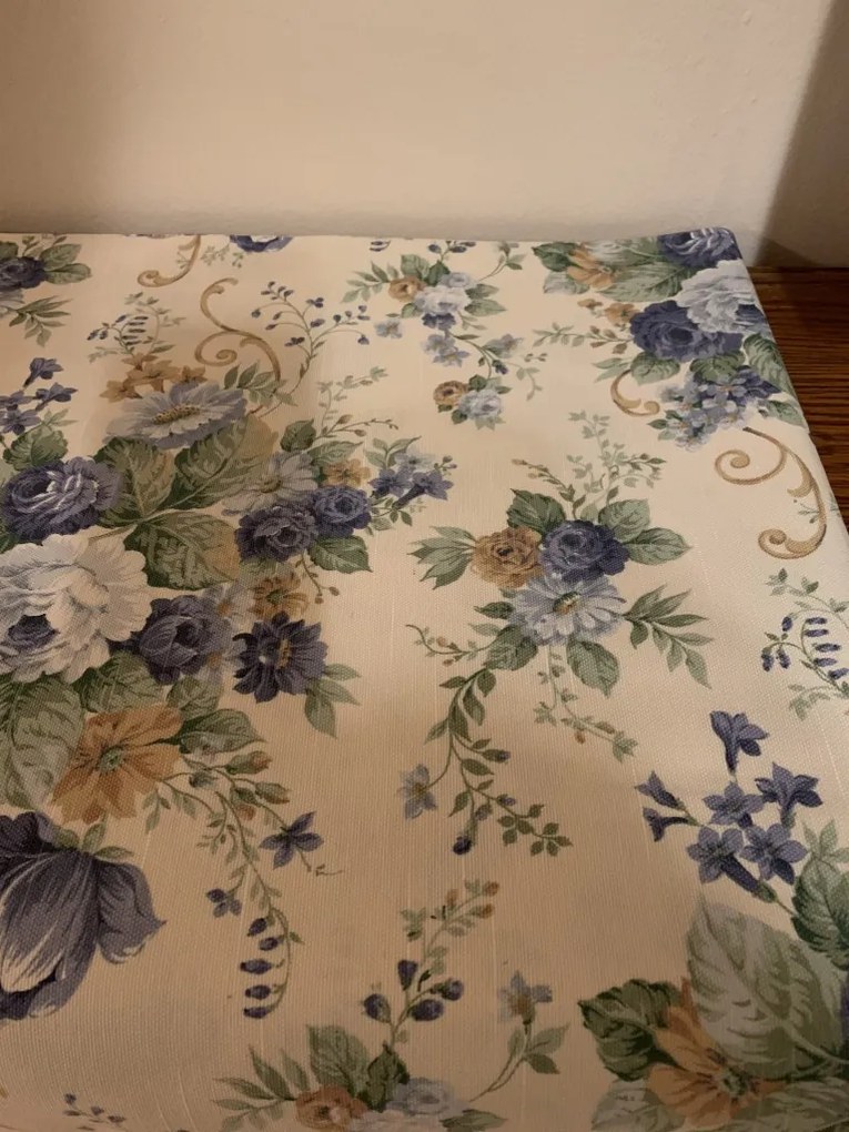 K-U ručně šitý ubrus modré květy na béžové,  130 cm x 220 cm