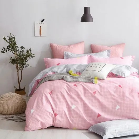 Krásné bavlněné pohodlné povlečení v růžové geometrické kombinaci s barevnými trojuholn