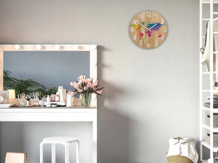 M.Clock Barevné nástěnné dřevěné hodiny mapa světa 33,5cm hnědé