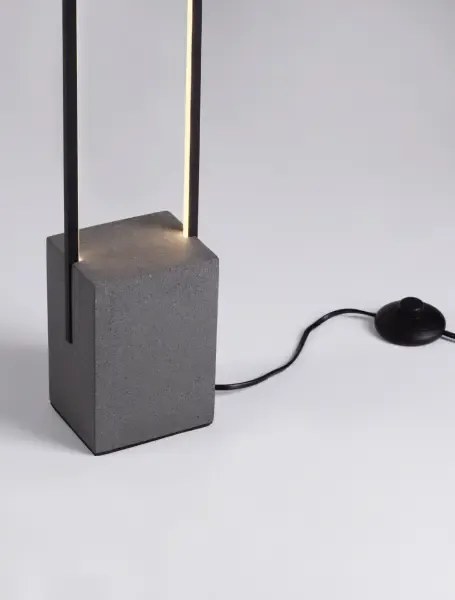 Moderní stojací lampa Lithos Černá