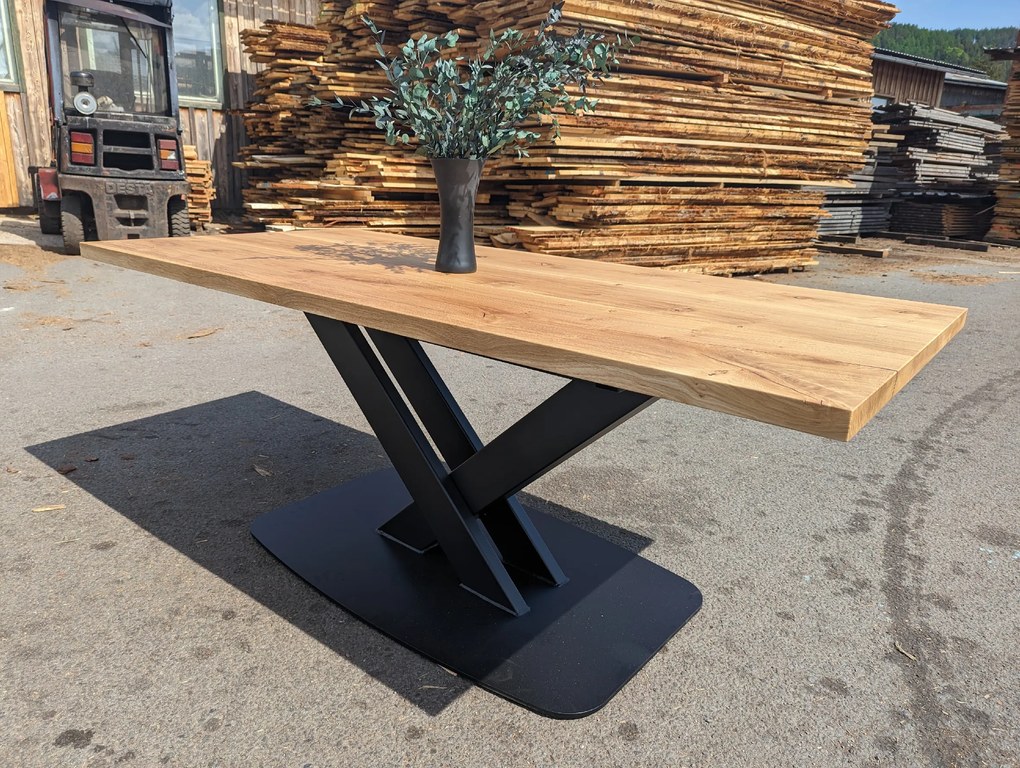 Jídelní stůl z dubového masivu Malag v industriálním designu Velikost Desky: 1700x900 (mm)