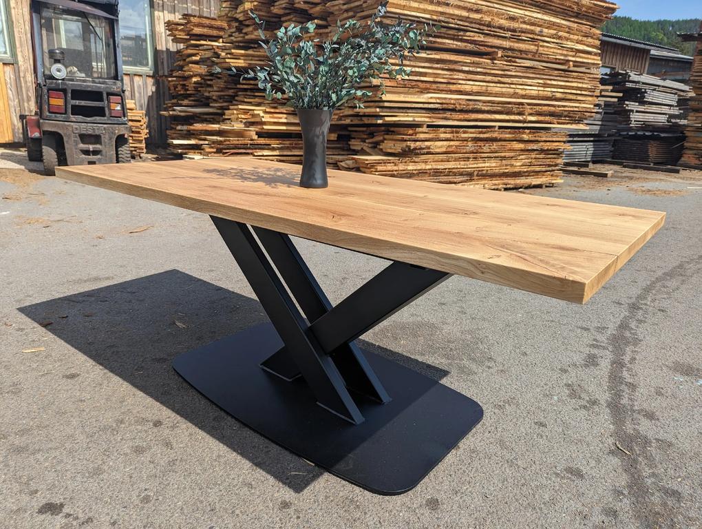 Jídelní stůl z dubového masivu Malag v industriálním designu Velikost Desky: 2400x1000 (mm)