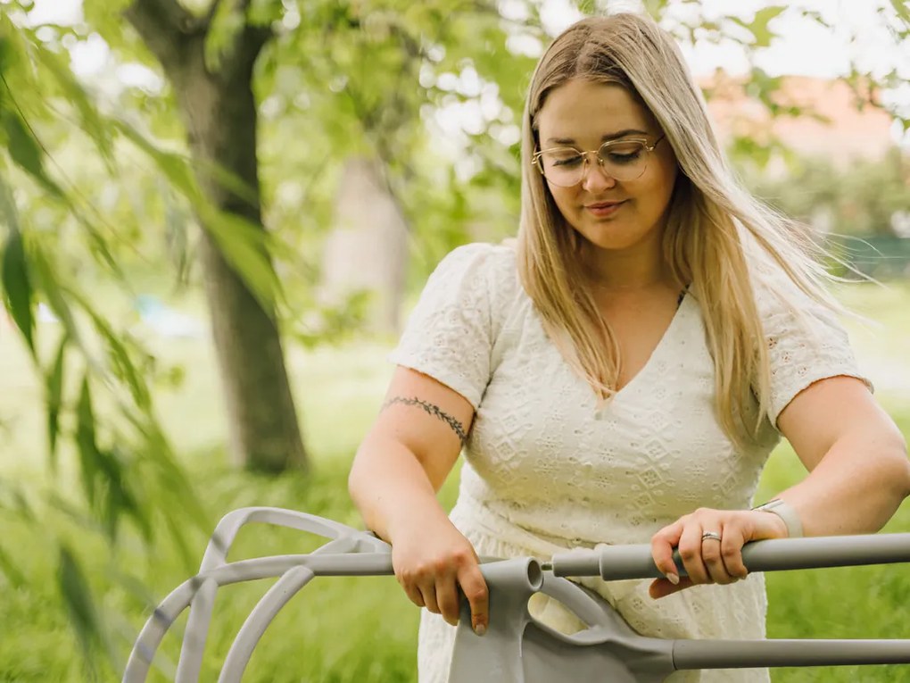 Světle šedá plastová židle KATO