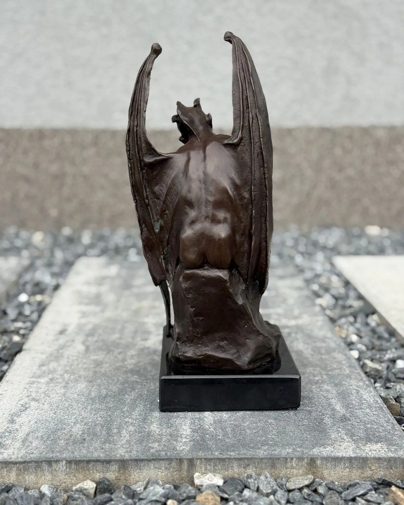 Bronzová socha Satan v zamyšlení