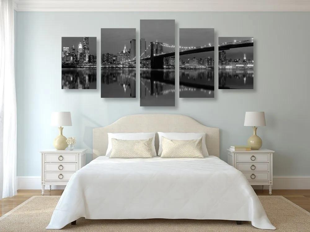 5-dílný obraz odraz Manhattanu ve vodě v černobílém provedení - 200x100 cm