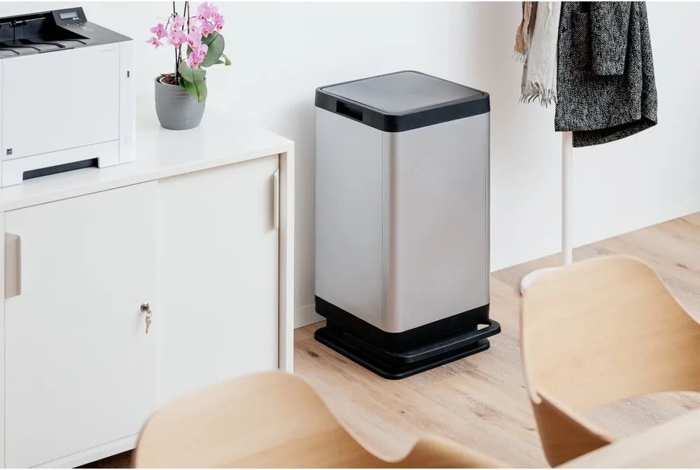 Nášlapný plastový odpadkový koš ve stříbrné barvě 80 l Tokyo – DEA HOME