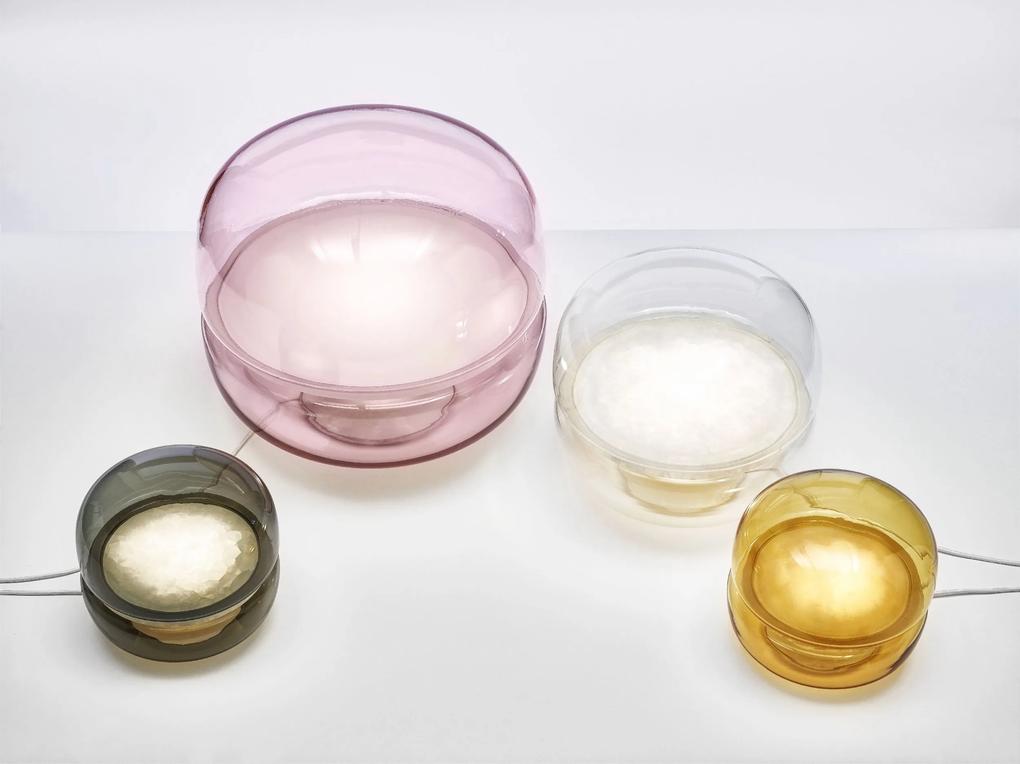 Designová stolní lampa Brokis Macaron S, PC1038 Barva skla: Amber - transparentní sklo, Základna: Dub evropský - černě mořený (CSFB1574), Disk: BROKISGLASS - kouřově šedá mat (CSOP1577)
