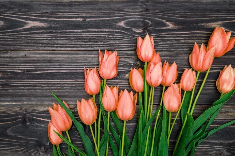 Samolepící fototapeta oranžové tulipány na dřevěném podkladu - 300x200 cm