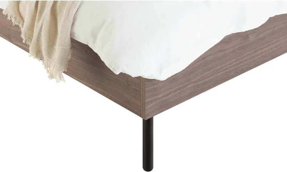 Dvoulůžková postel z dřevotřísky v dekoru ořechu bez čela s roštem 140x200 cm v tmavě přírodní barvě Streiko – noo.ma