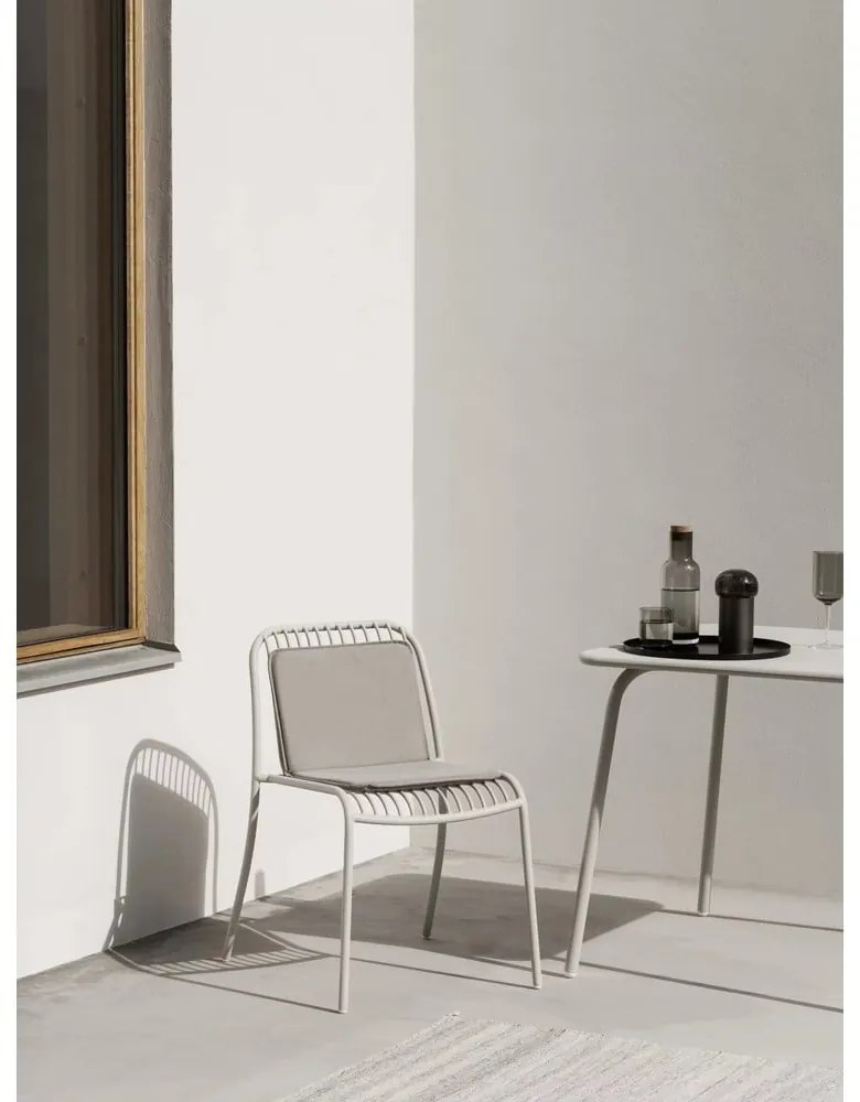 Šedý zahradní podsedák 38,5x66 cm Yua – Blomus