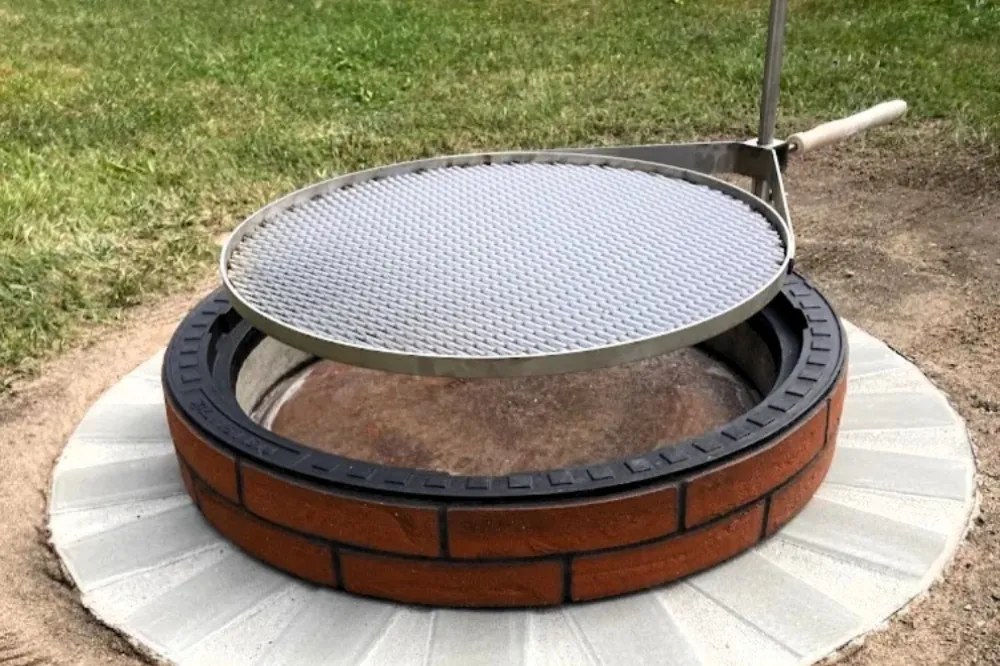 Grilovací rošt NEREZ polohovací Ø 50 cm ✔ Rošt se zemním pouzdrem