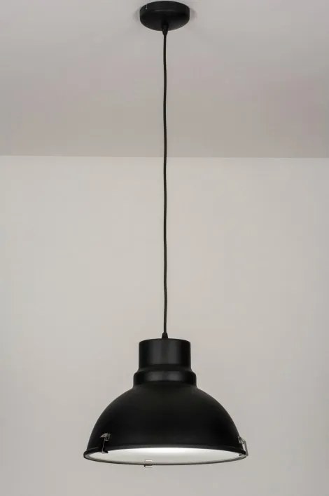 Závěsné svítidlo v matné černé barvě s retro designem nad stůlem