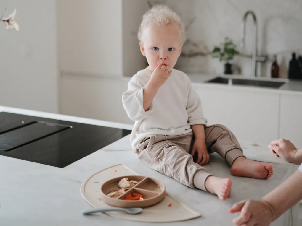 Mushie Silikonový talíř s přísavkou Natural