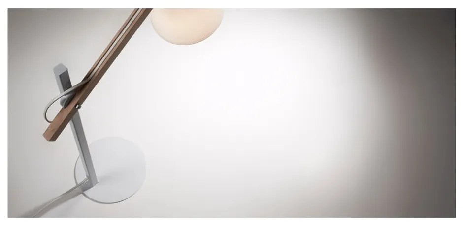 Bílá stolní lampa z masivu akácie s textilním stínidlem (výška 65 cm) Kosta – Kave Home