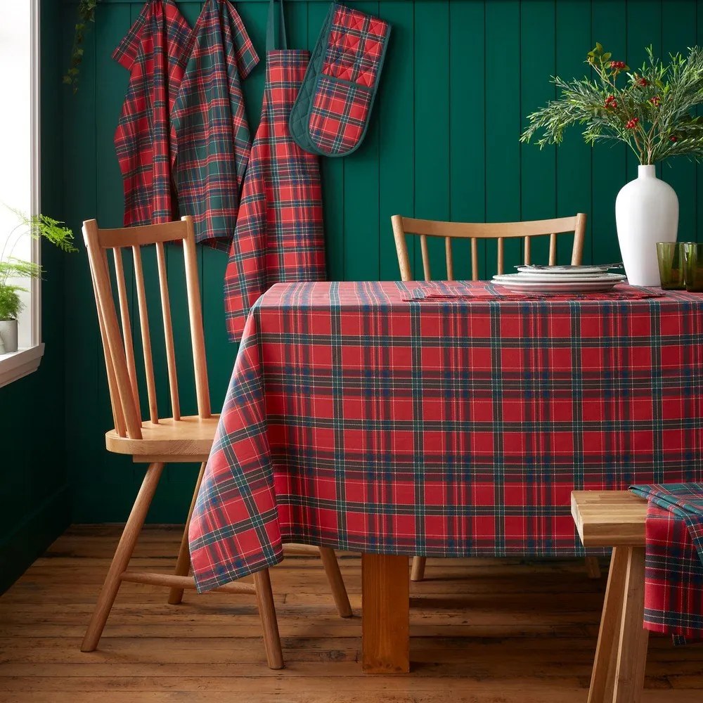 Bavlněný ubrus s vánočním motivem 178x137 cm Christmas Tartan Check – Catherine Lansfield