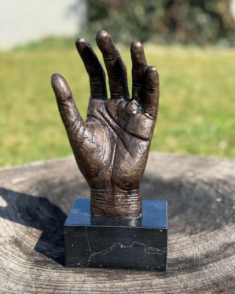 Bronzová socha Ruka – symbol síly a tvořivosti
