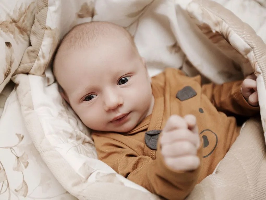 Babysteps Kojenecká sametová zavinovačka PIVOŇKA pro miminka do postýlky