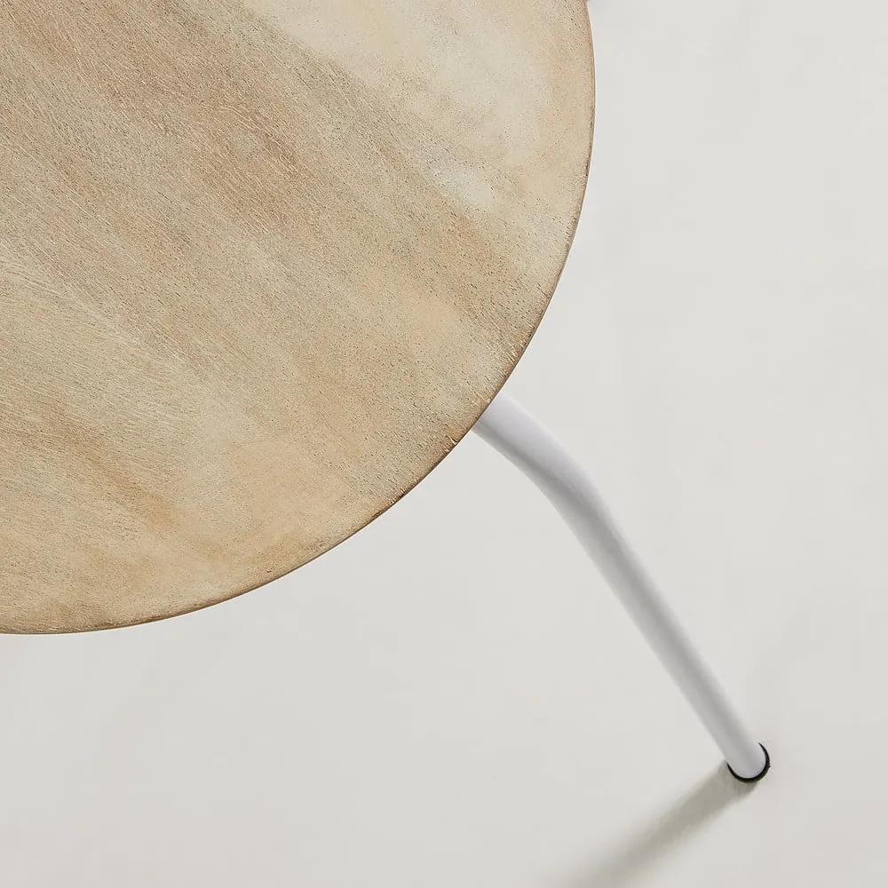 Bílá kovová stolička se sedákem z mangového dřeva Kave Home Nax