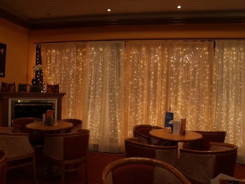 Easy Fix LED světelný závěs interiér, 100 × 150 cm, teple bílá, 150 diod, 10 pramenů, čirý kabel, IP20, prodlužovací