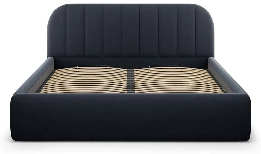 Tmavě modrá čalouněná dvoulůžková postel s úložným prostorem s roštem 160x200 cm Juno – Windsor &amp; Co Sofas