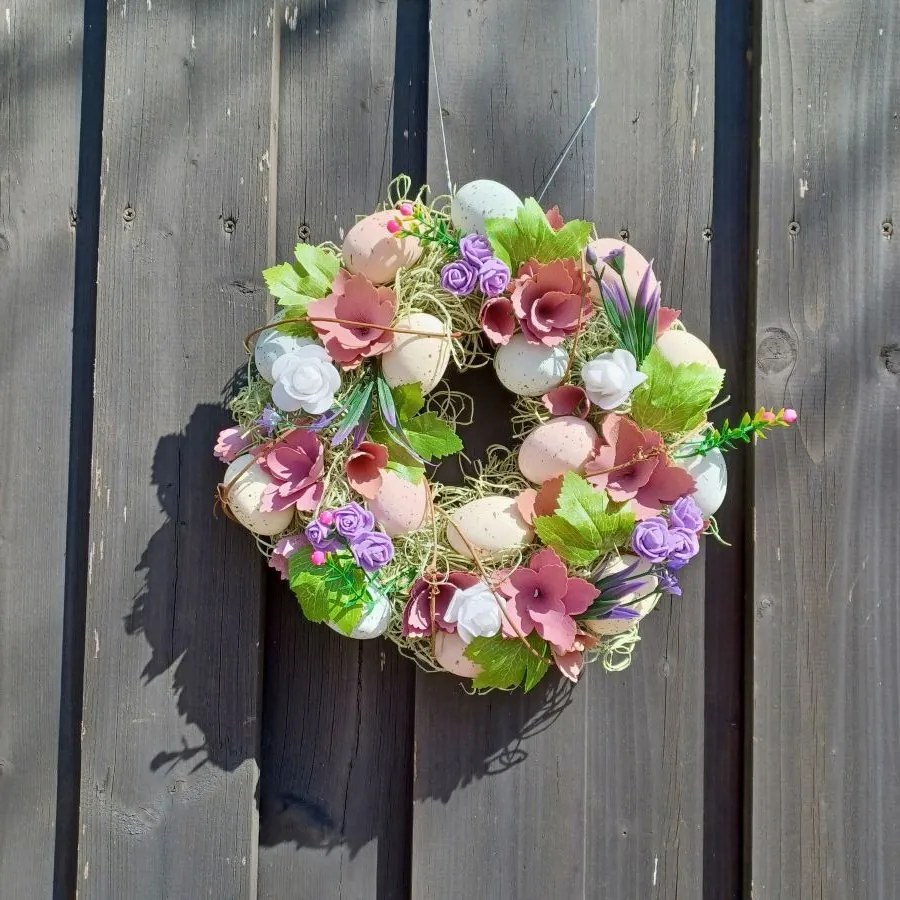 Velikonoční věnec na dveře 30 × 30 × 8 cm, proutí plast, fialové a růžové květy, venkovní