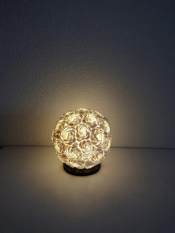 Stolní lampa bílá, koule z pravých mušlí, ruční práce