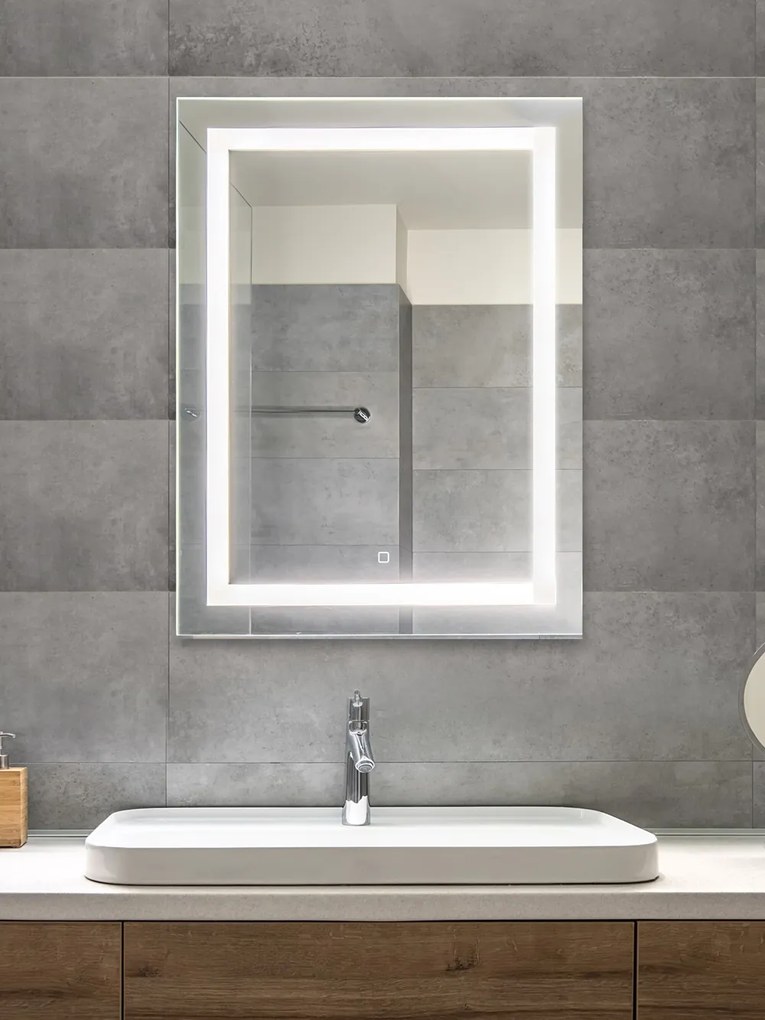 Nástěnné LED zrcadlo v moderním designu s rovnoměrným osvětlením