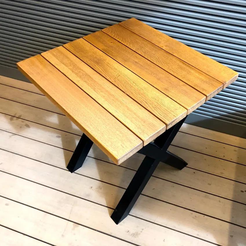 KULHÁNEK Čtvercový stolek s kovovými nohami „X“ Odstín nátěru: lazura - teak, Velikost desky: 80x80 cm, Odstín podnože: antracit - RAL 7016
