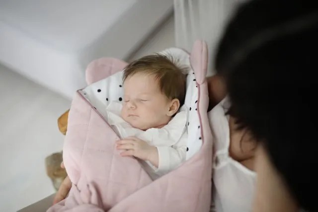 Sleepee Sametová zavinovačka ROYAL BABY pro miminko písková