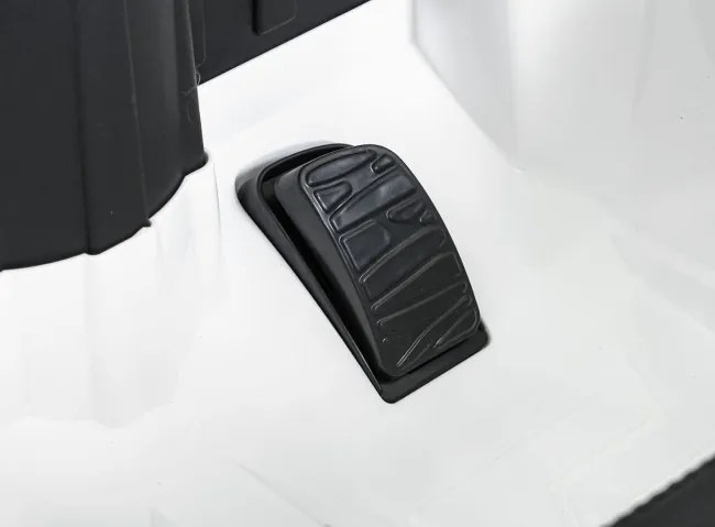Elektrické autíčko Land Rover Defender 110 SVX bílé