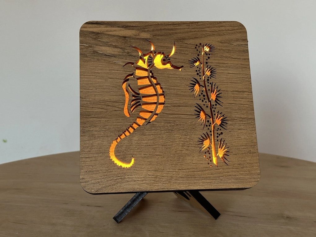 Li-Go "Mořský koník" lampa 19x19 cm provedení povrchu: jedle
