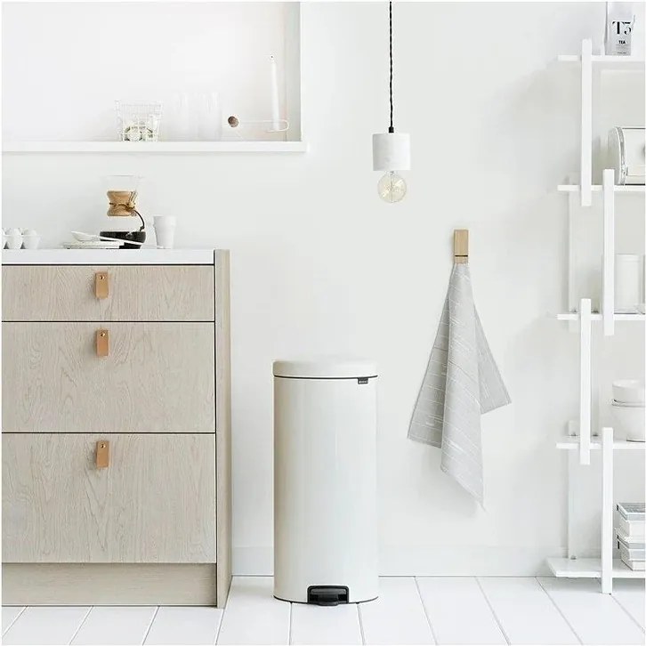 Bílý nášlapný ocelový odpadkový koš 30 l NewIcon – Brabantia