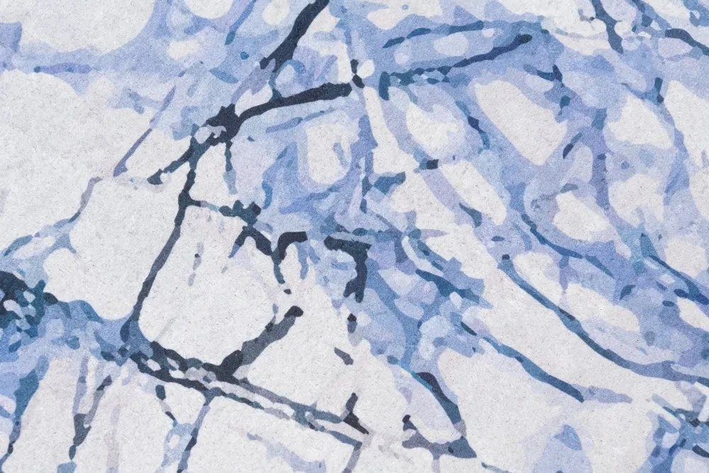 Jednoduchý bílý a modrý koberec s abstraktním vzorem Šířka: 120 cm | Délka: 170 cm