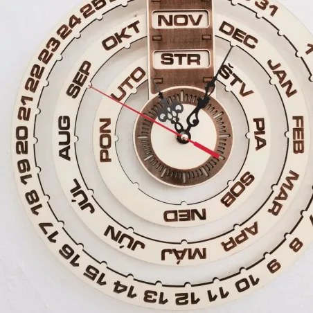 Dřevěný kalendář, nástěnné hodiny gravírované laserem I SENTOP PR0161 HODINY PREGLEJKA SK