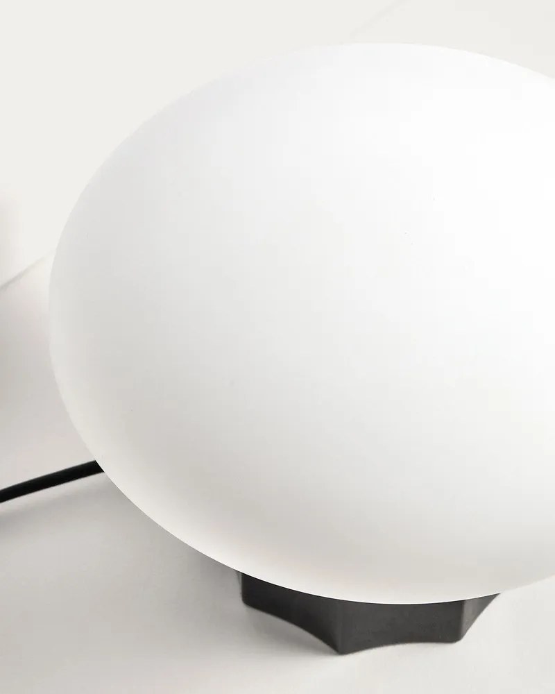 Bílá/černá kovová stolní lampa se skleněným stínidlem (výška 20 cm) Idela – Kave Home