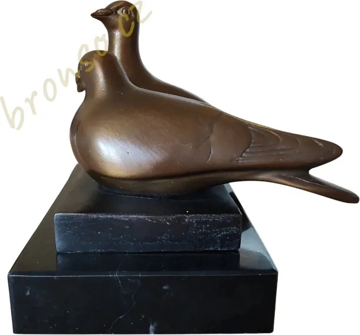 Bronzová soška holubic – číslovaná umělecká figurka lásky na mramorovém podstavci | Ručně odlévaný bronz s pečetí